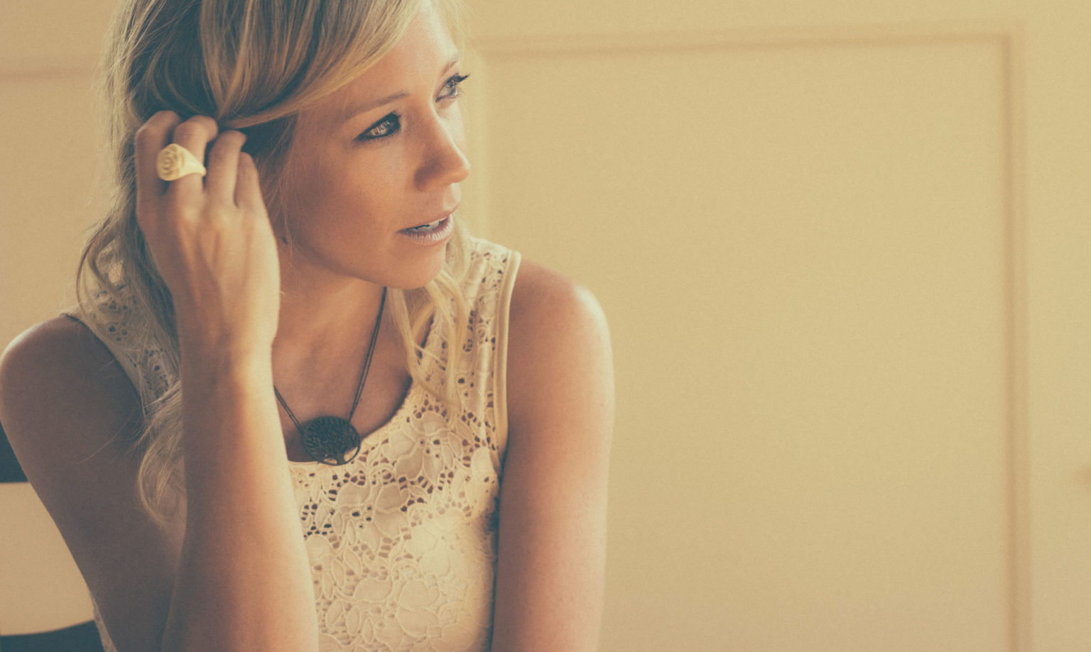 Ellie Holcomb: Canyon | Ez az a nap! Magazin