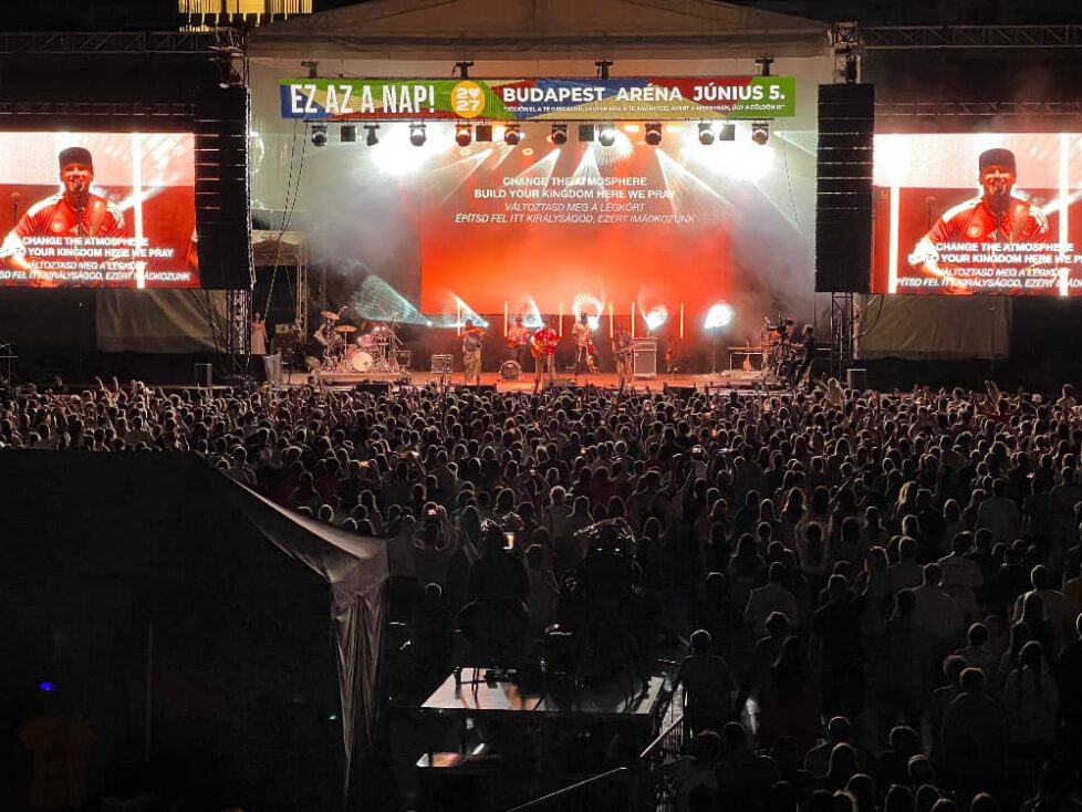 Közösségben, imádatban és hálában ért célba stadionturnénk Szegeden ...